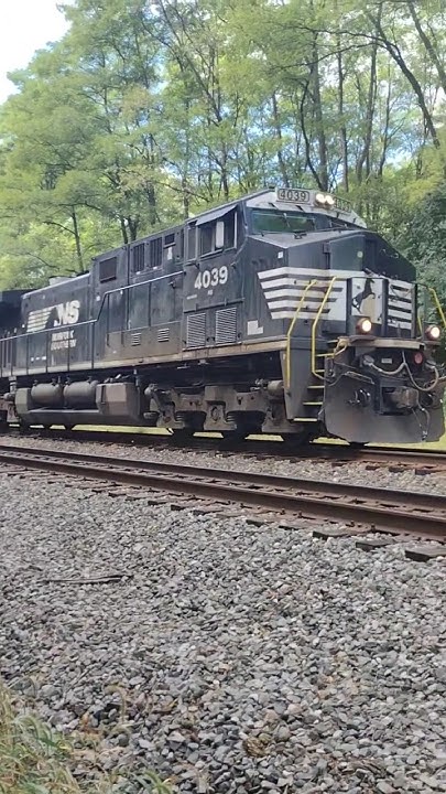 NS 4039 and 9809 charging through Indiana! #railfanning - YouTube
