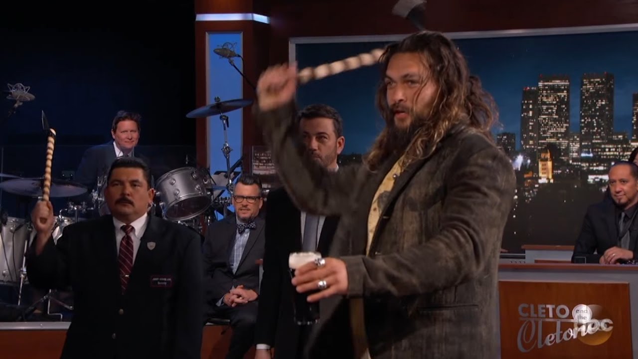 Aquaman (Jason Momoa) en un duelo con hachas con Jimmy Kimmel - YouTube