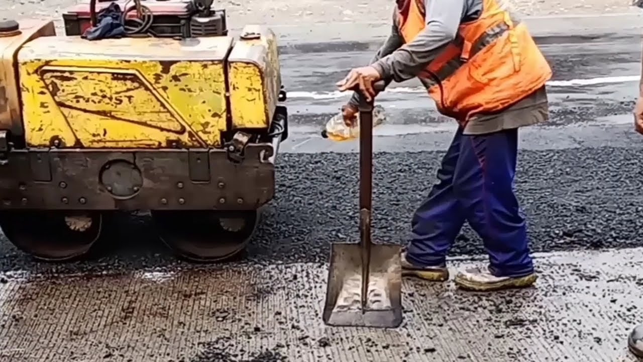 TERNYATA BEGINI CARA TAMBAL JALAN ASPAL YANG BERLUBANG PART 2 - YouTube