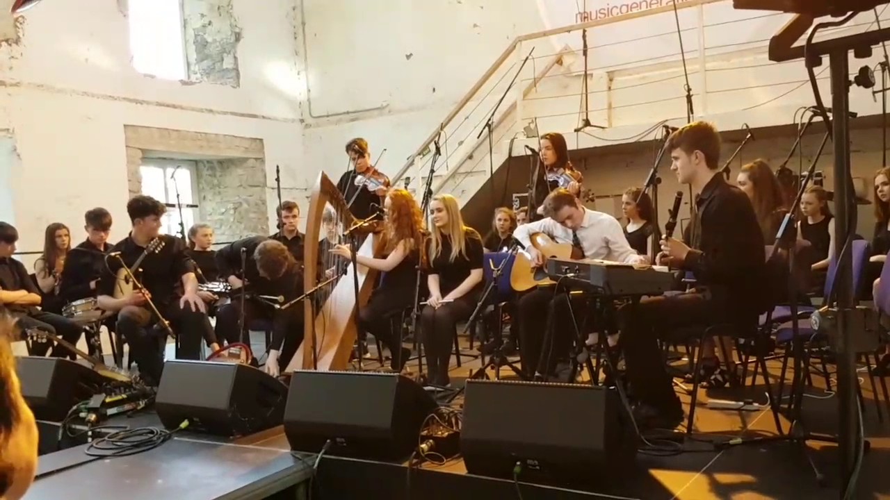 Fiúntas playing at The Malt House, Stradbally, Co Laois - YouTube