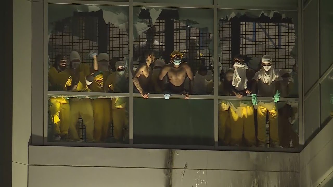 Inmates riot Sunday at the St. Louis Justice Center - YouTube