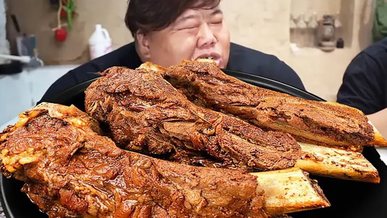 A whole 20-jin donkey steak. Brother Monkey is enjoying the big piece ...