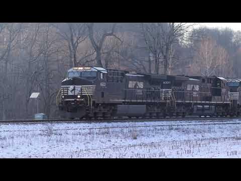 NS 4622 leads NS N21 in Sycamore, PA. - YouTube