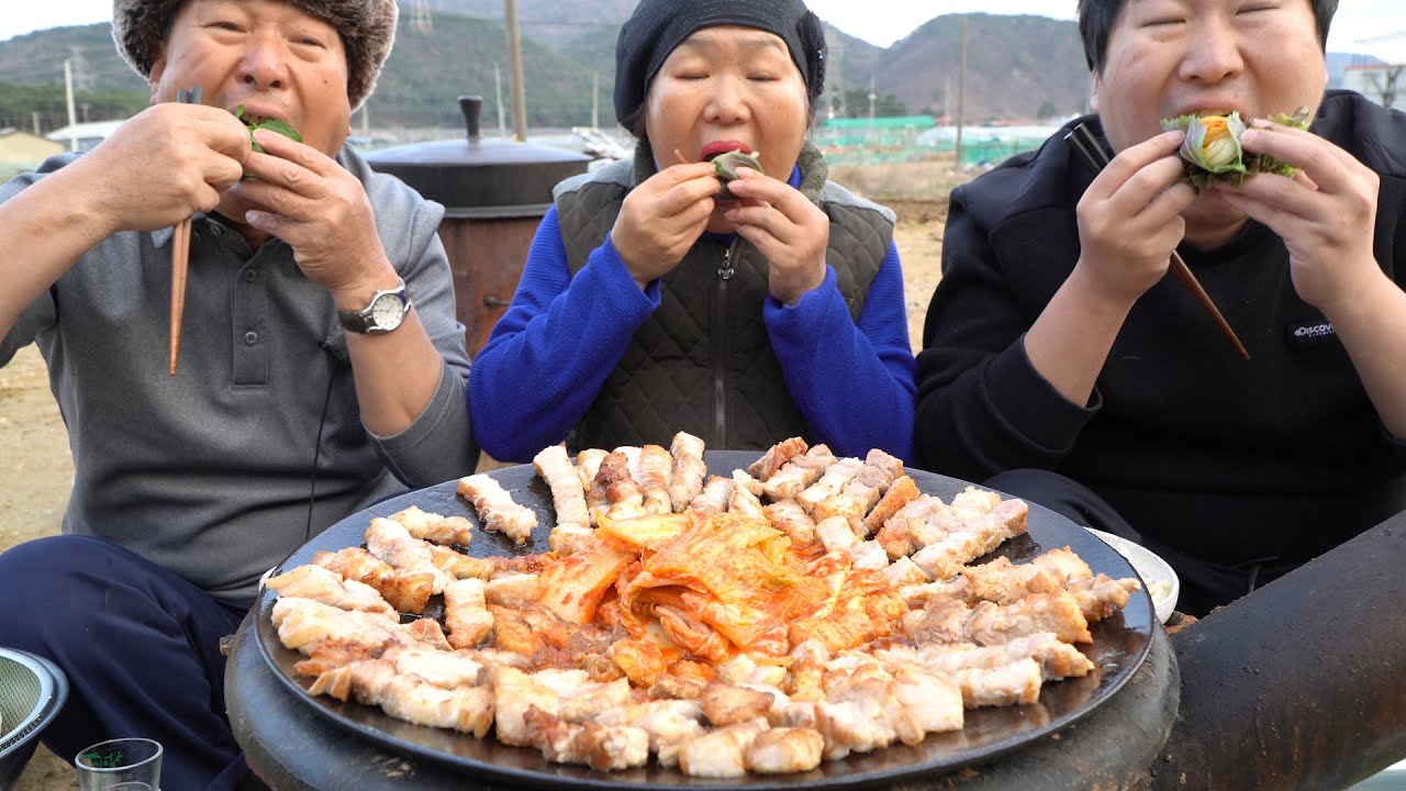 삼삼데이를 맞아 솥뚜껑에 구워먹는 숙성삼겹살! (Samgyeopsal & Kimchi on a cauldron lid) 요리 ...