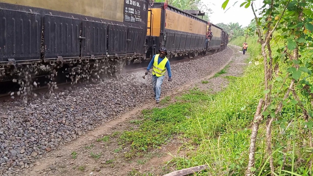 Proses Pengeceran Batu Ballast/Kricak Dari KLB Gerbong Ballast! - YouTube