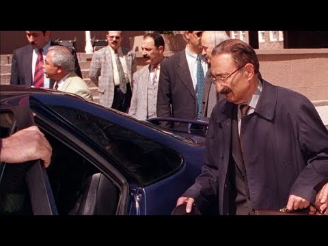 Bülent Ecevit'in Makam Arabası Zırhlı Tempra İle Koalisyon Görüşmesine Giderken Videosu