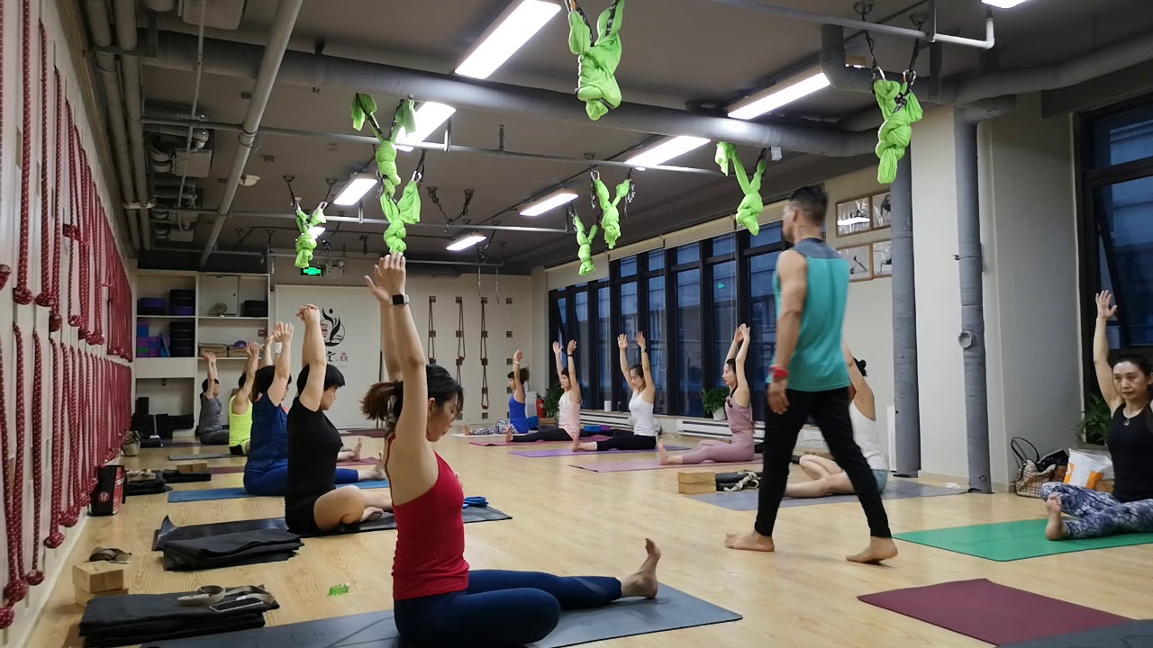 Split yoga class - YouTube