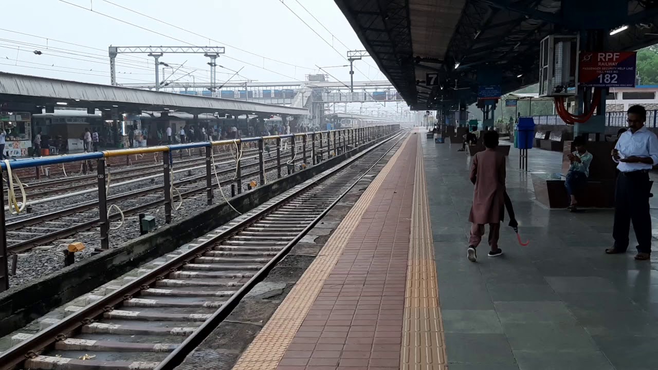 Hapa-jat Express 12475 enters at Ratlam Junction - YouTube