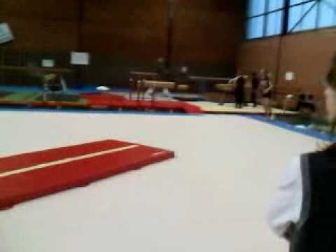 Adeline au sol rondade flip salto - YouTube