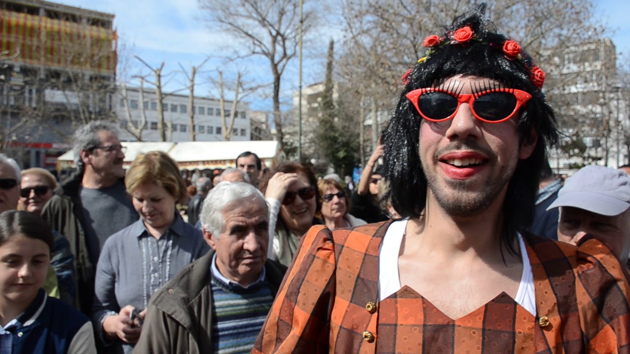 Οι Μασκαρεμένοι χορεύουν στην Κεντρική Πλατεία - YouTube