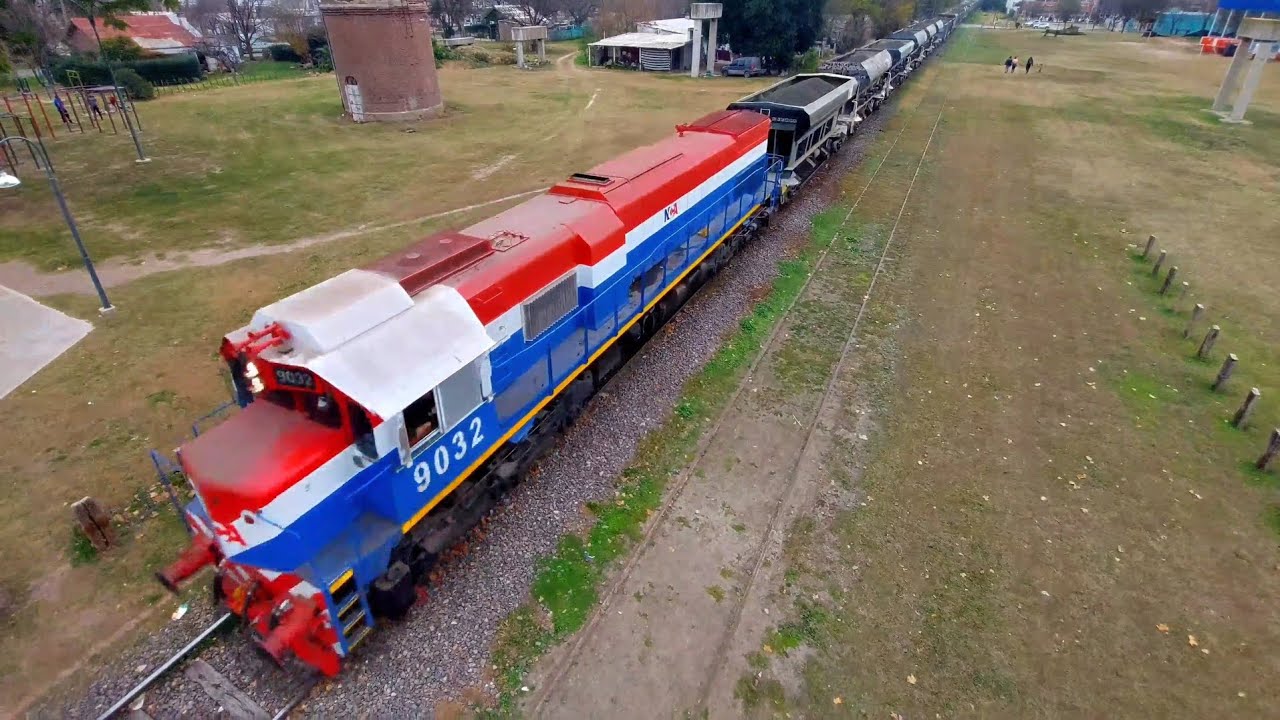 [4K] Tren cargado de NCA con la EMD GT-22CW 9032 pasando por Marcos Juárez!!!!!! - YouTube