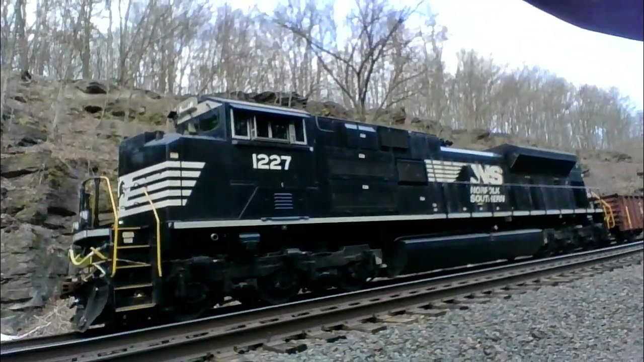 EMD SD70ACe High Idle. - YouTube