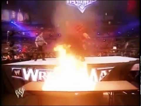 WWE Wrestlemania 22 Edge y Mick Foley caen arriba de una mesa con fuego ...