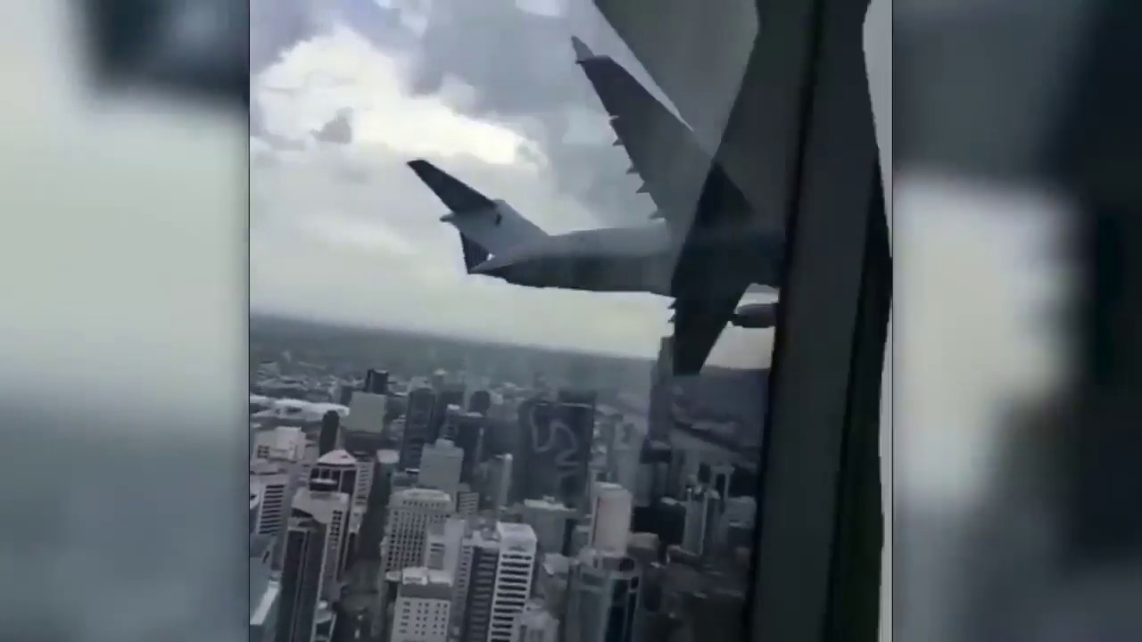 Plane fly over city skyscraper in Sydney 11-Oct-2018 - YouTube