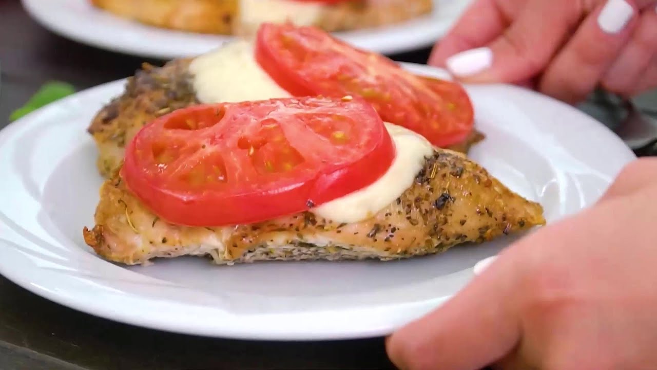 Rețetă de pui Caprese | Piept de pui cu mozzarella si roșii - YouTube
