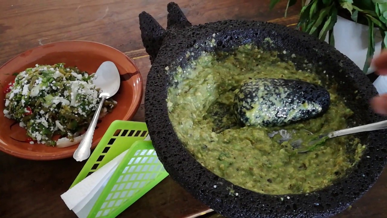 Molcajete en la comida tradicional Otomí. Taco Placero - YouTube