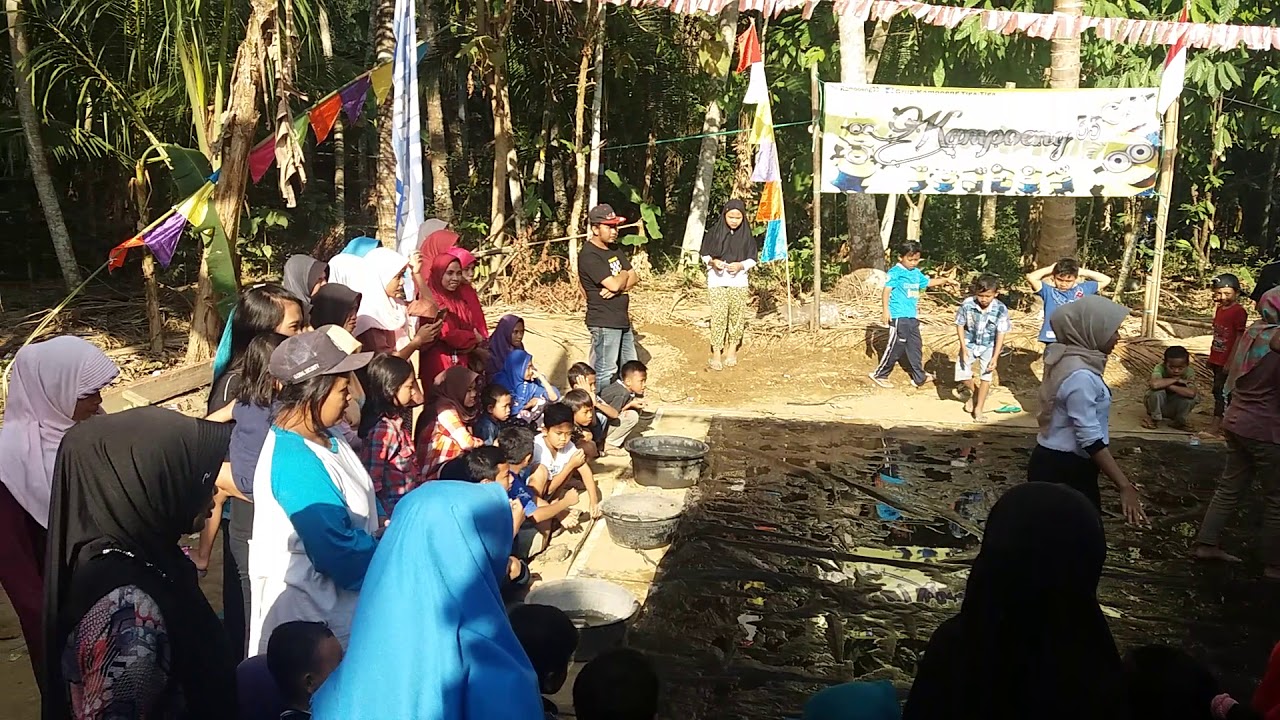 Lomba Tangkap Belut - YouTube