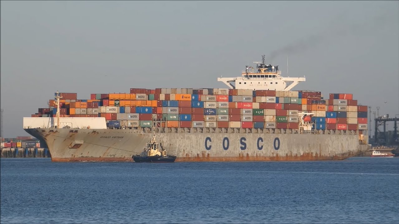 Cosco Vietnam arrives and swings with 2 tugs for Trinity 7, port side ...