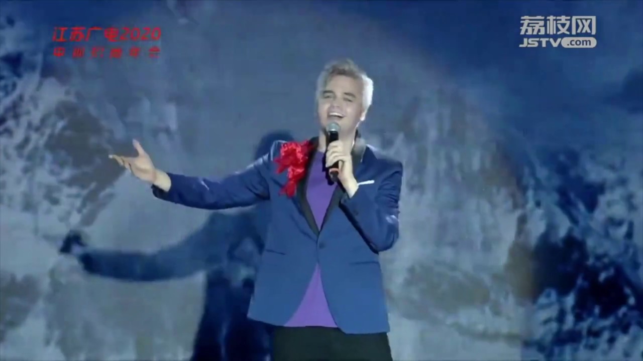Slater Rhea performs《天路》("Heavenly Road") live at 2020 Jiangsu TV ...