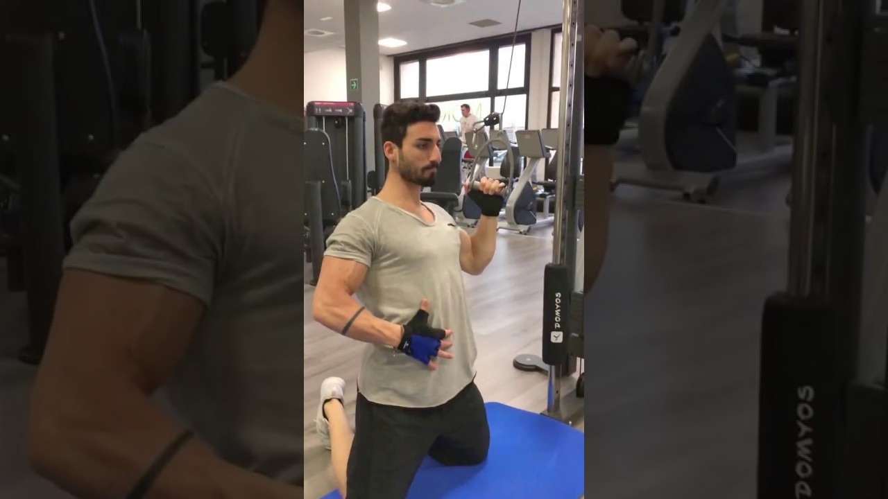 Trazioni singole al cavo alto Exercise - YouTube