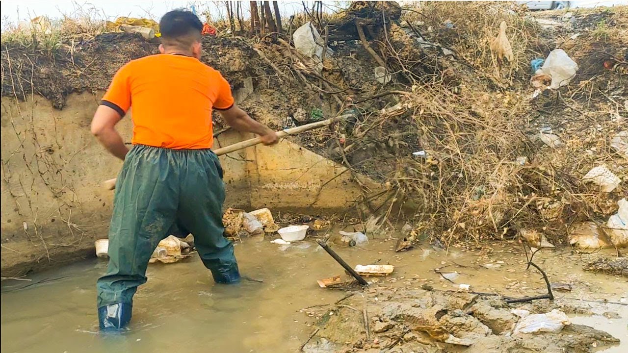 Unclogged Culvert Drain - Removal Debris Clogged Culvert Drainage ...