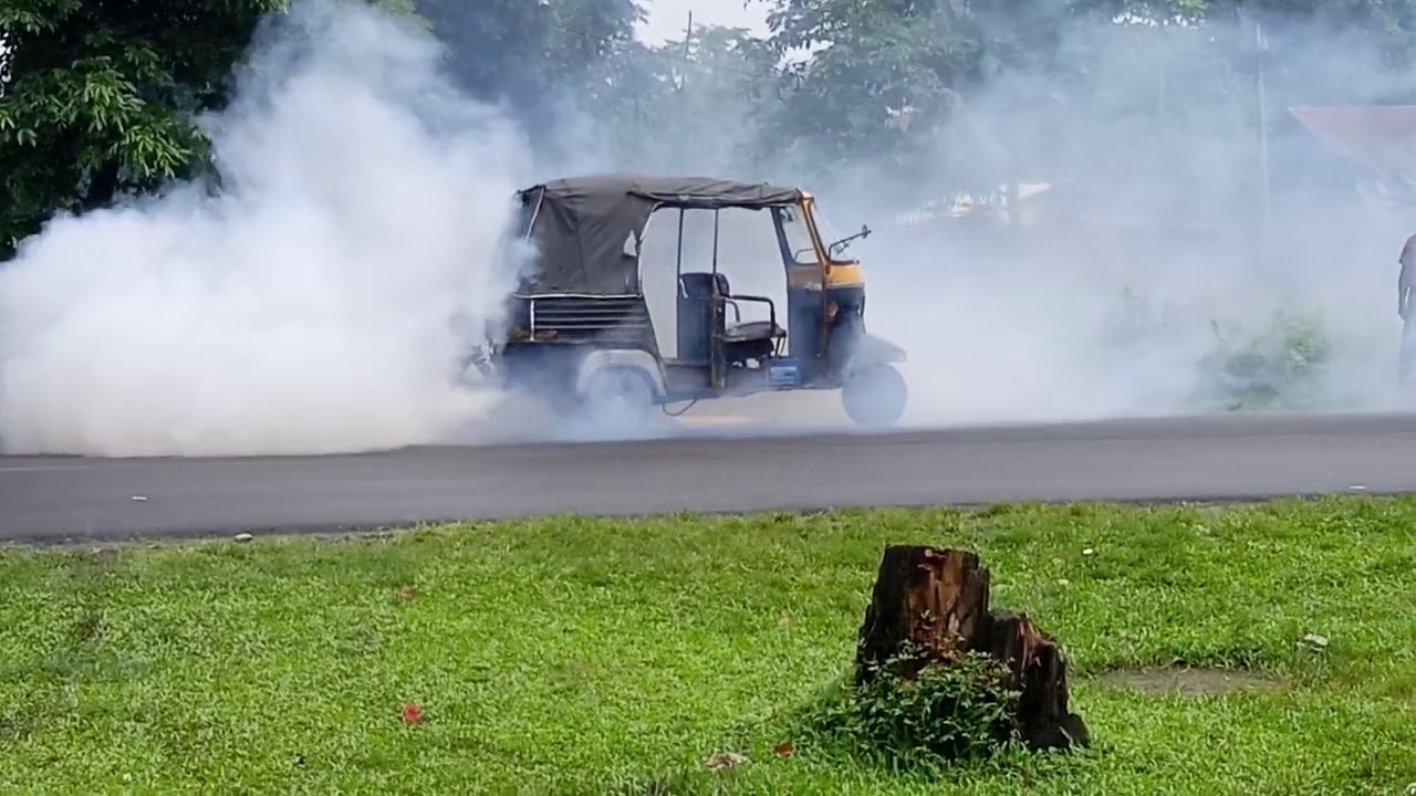 Live Auto RICKSHAW Burst accidentally - YouTube