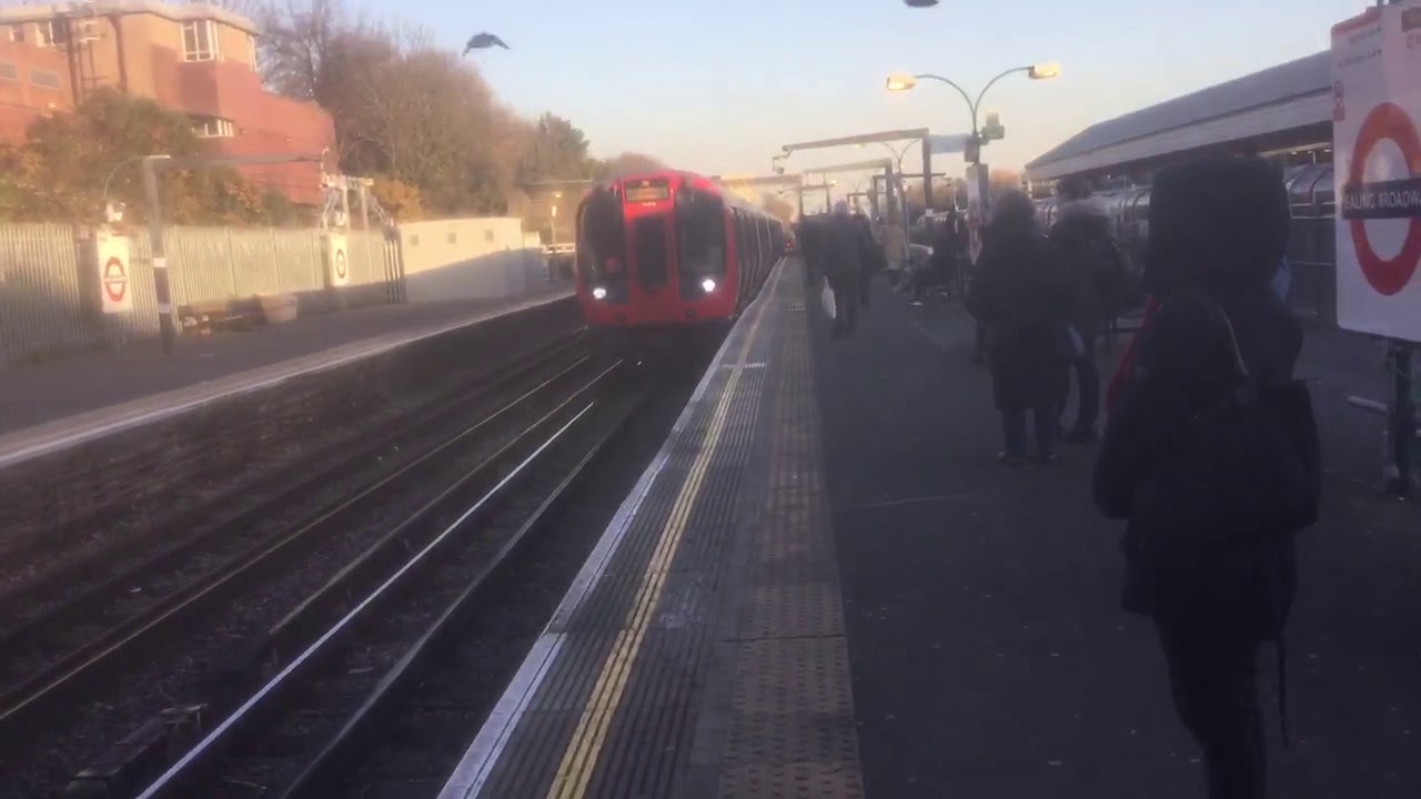 district line arriving at Ealing Broadway - YouTube