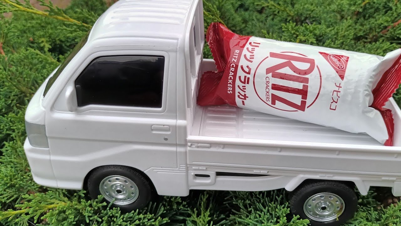 MEMBAWA KUE RITZ DARI JEPANG - YouTube