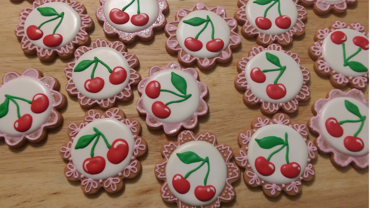Royal Icing Lace Borders on Sugar Cookies - Cherries - YouTube