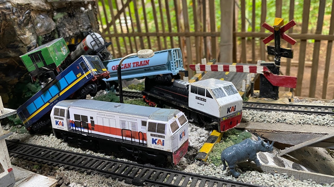 Kereta Api Kayu Cc201 Cc205 Dan Cc206 Berjalan diatas Jembatan Ganda ...