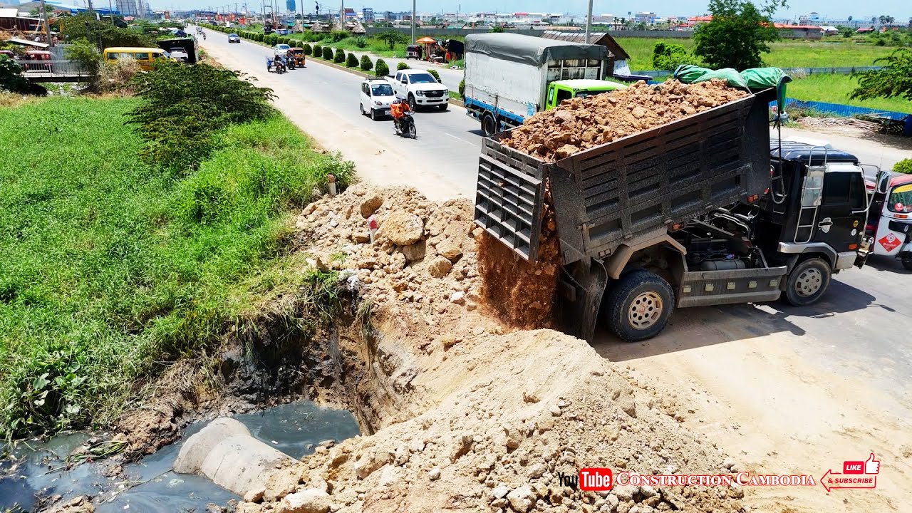 Dump Truck HINO 5T dumping soil with Komatsu D31p dozer push mud clear ...