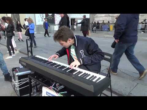 MILANO PIAZZA DEL DUOMO, 11 MARZO 2017 - AL PIANOFORTE  EMANUELE FASANO FIGLIO DEL CANTAUTORE FRANCO