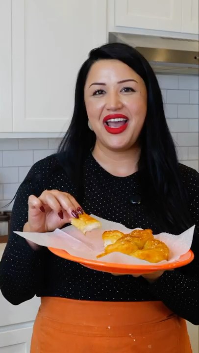 Yummy BUTTERY Soft homemade PRETZELS #short #food - YouTube