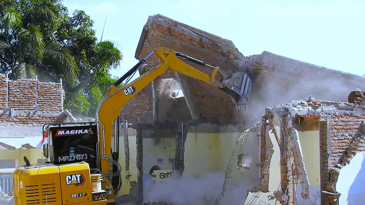 Demolition Work !! Mini Excavator CAT Demolish The Bricks Wall Of A ...