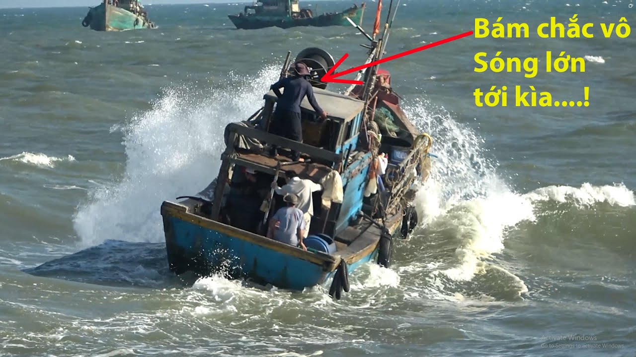 Tàu cá bất ngờ gặp sóng lớn biển LaGi tài công hồn vía lên mây/bão Man ...