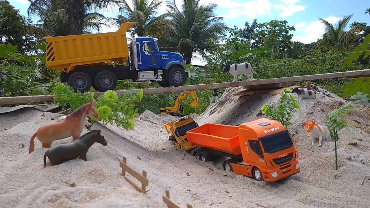 CONSTRUCTION VEHICLES IN SAND/DUMP TRUCKS/TRACTORS/TRUCKS - YouTube