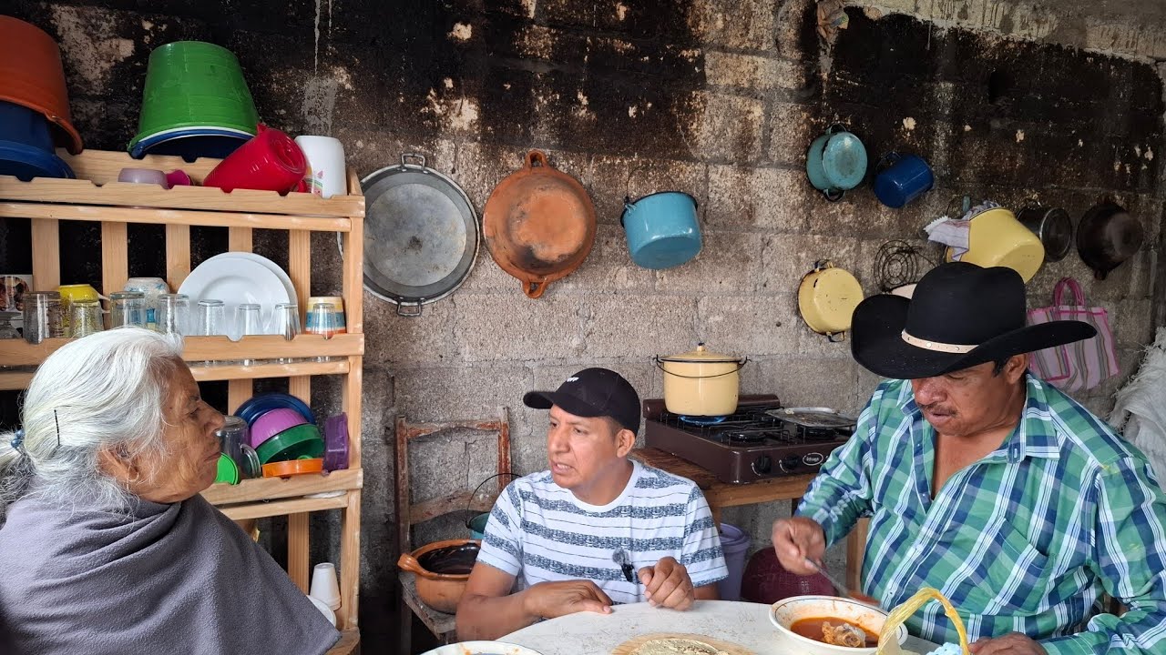 Chilpozo de CODILLO con elotes y papas estamos comiendo - YouTube