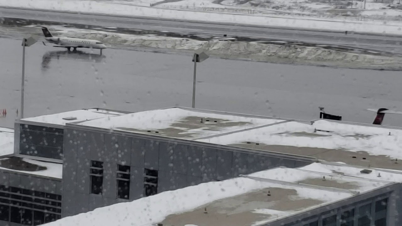 Flooded runway at MSP airport - YouTube
