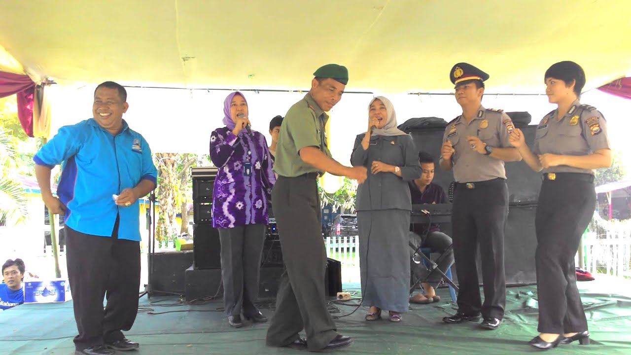 Polwan cantik dan tentara ganteng dueling nyanyi - YouTube