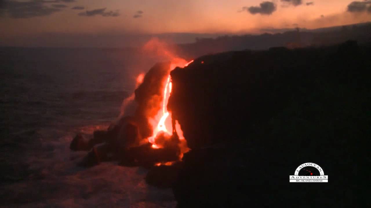 Hawaii Lava flows into ocean - YouTube