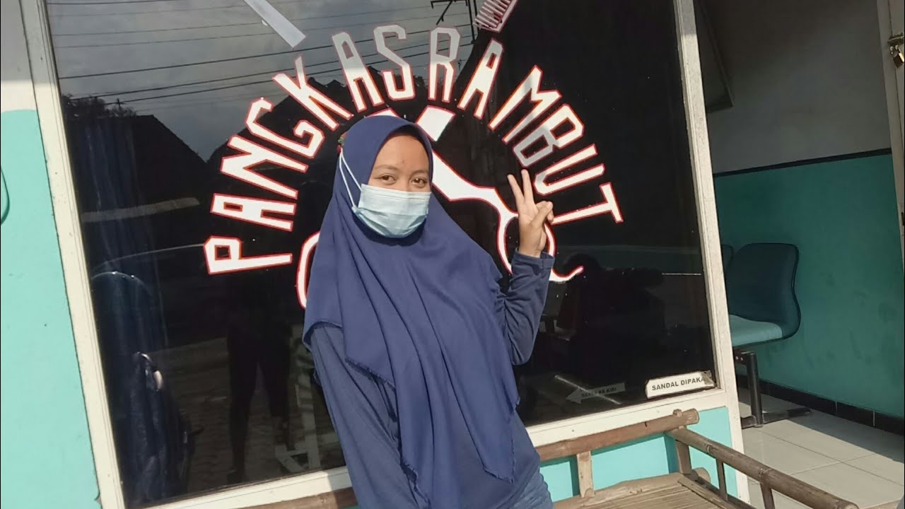 Merelakan Rambut Panjang Untuk Di Seni Batik Lalu Memangkasnya Pendek ...