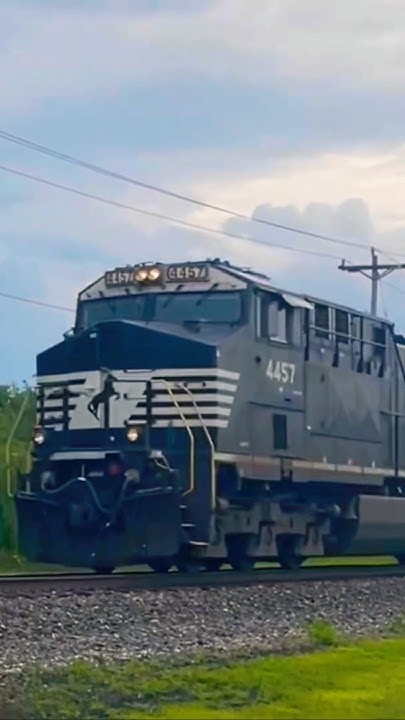 NS AC44C6M leads a manifest east - YouTube