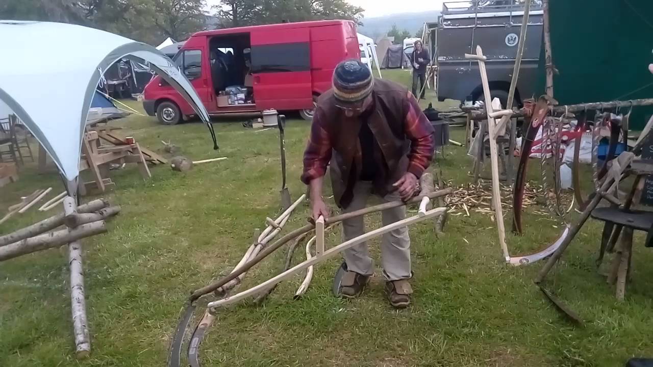 How to scythe, English vs Austrian style - YouTube
