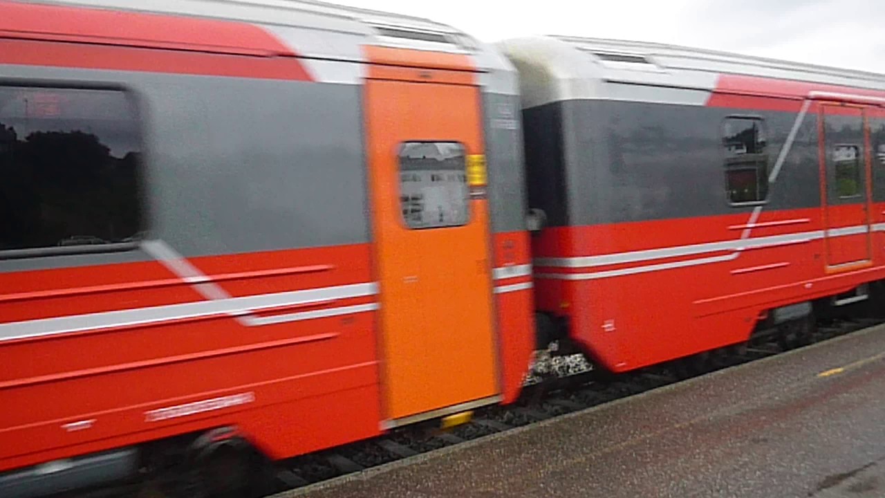 Pociąg NSB z Trondheim do Bodo, stacja Bodo. Train NSB from Trondheim ...