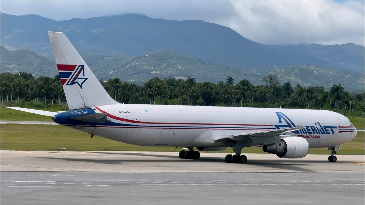 AVIONES DE FUSELAJE ESTRECHO Y OTRO DE FUSELAJE ANCHO EN EL AEROPUERTO ...