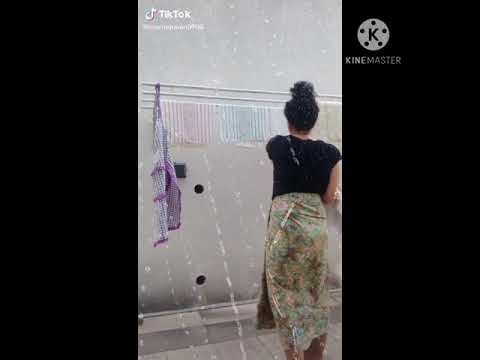 goyang tiktok ber- kain batik