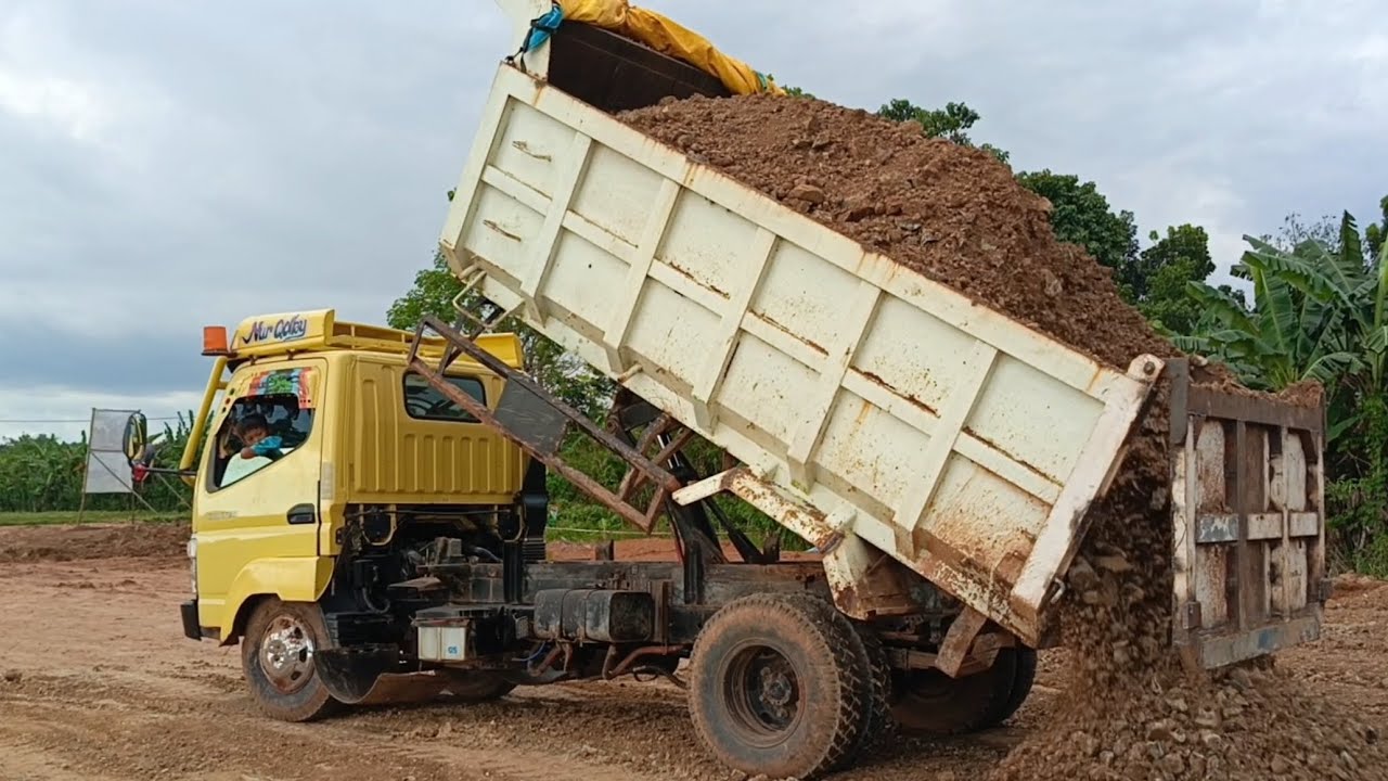 Truk Tongkang Jomplang Muatan limestone full bak // Dump truk - YouTube