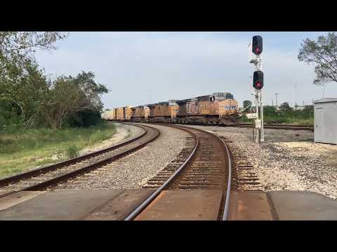 UP 5731 WB With GEVO Power Leads Manifest DPU Mid ACE Houston,Tx - YouTube
