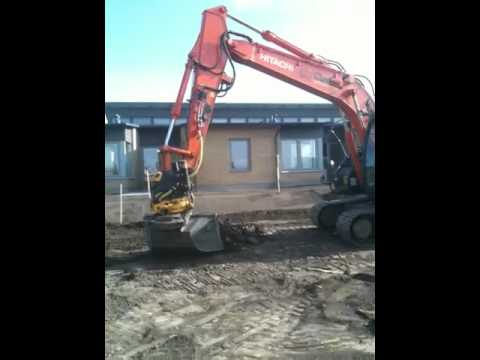 Hitachi zx 135 US - YouTube