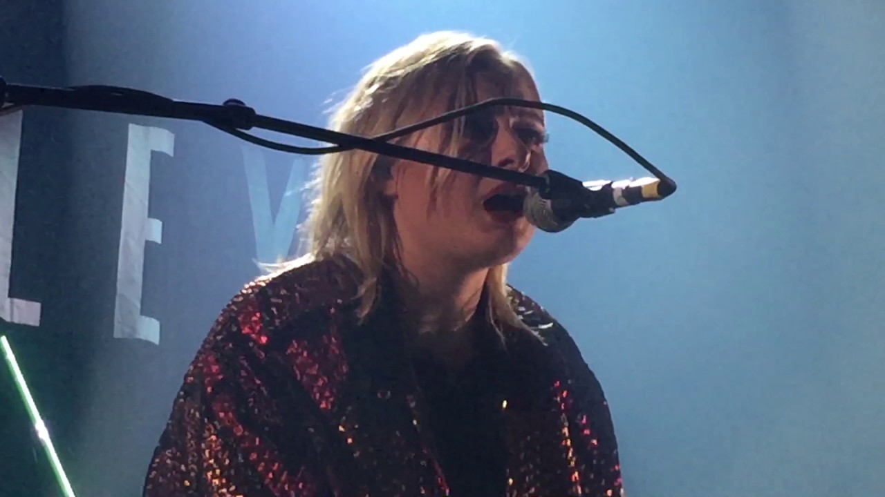 Låpsley: Painter (Live at Webster Hall NYC) - YouTube